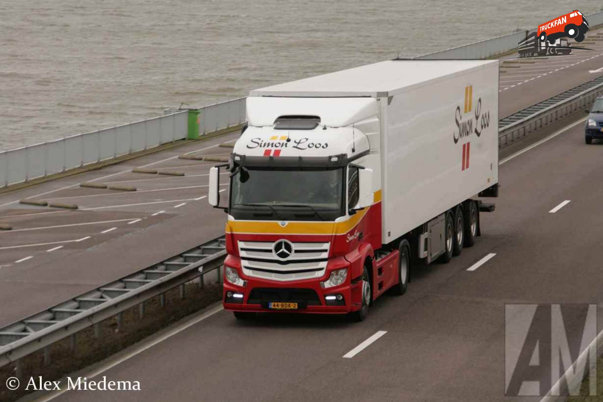 Foto Mercedes-Benz Actros MP4 van Simon Loos bv - TruckFan