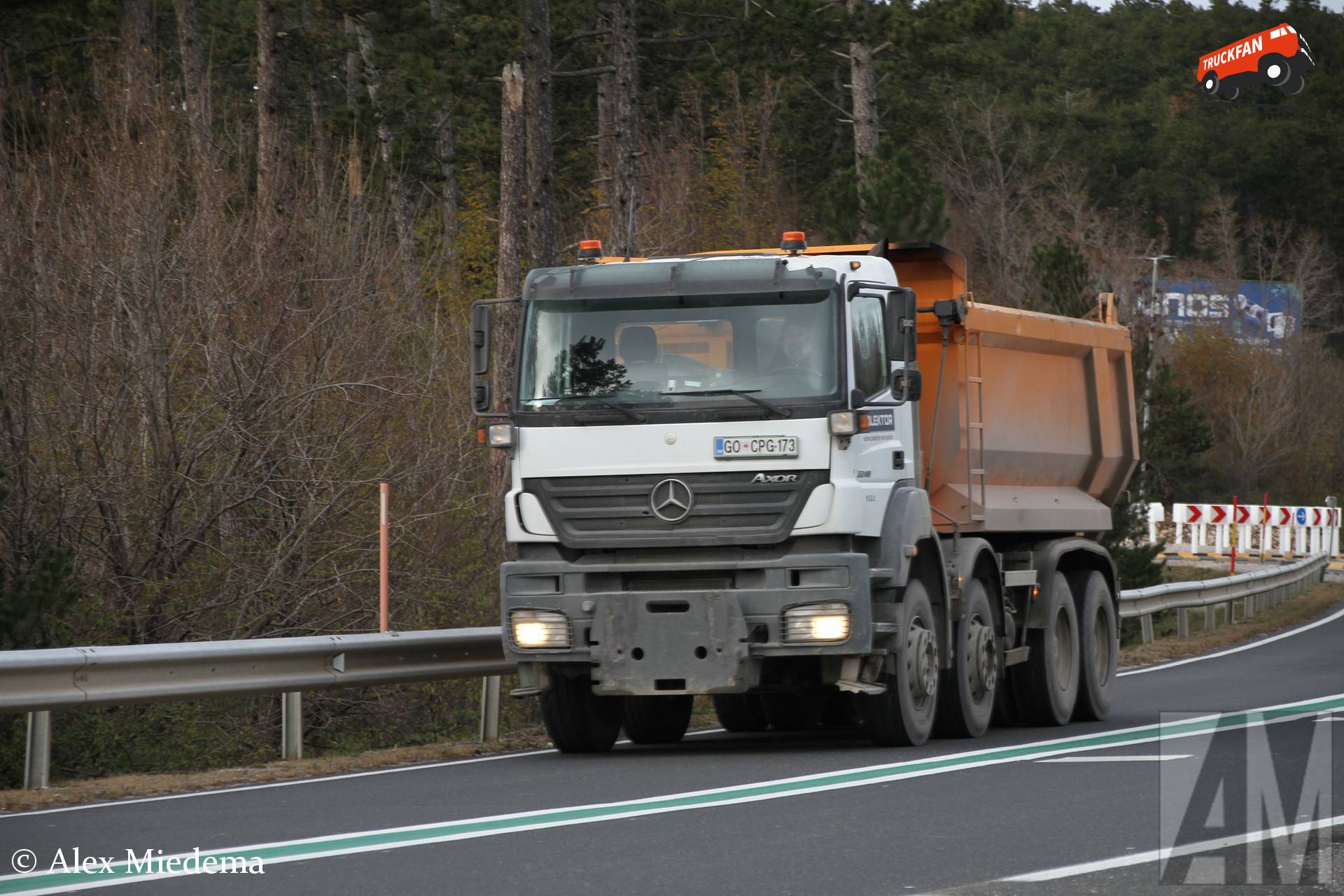 Foto Mercedes-Benz Axor MP2 #1501301 - TruckFan
