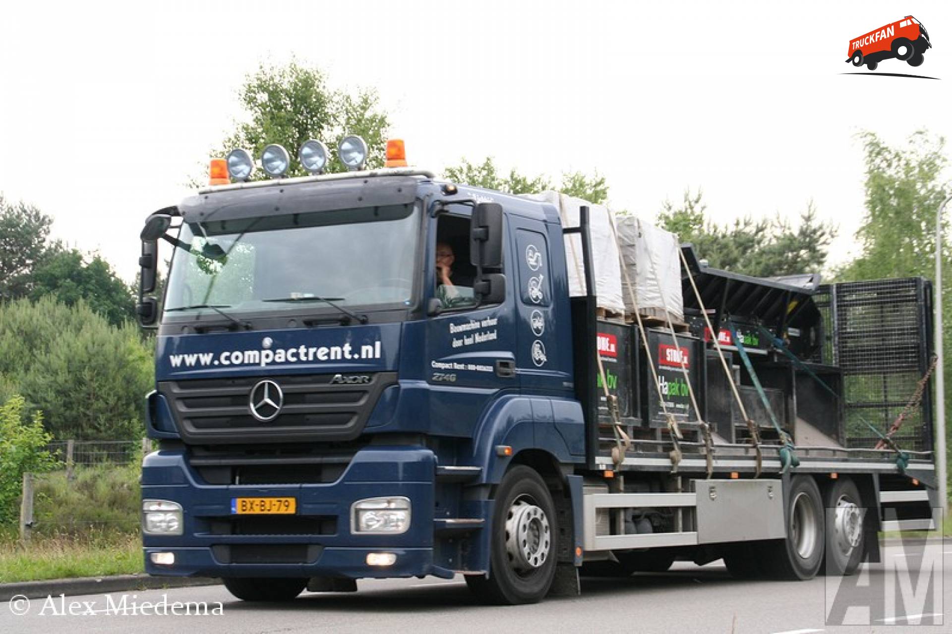 Foto Mercedes-Benz Axor MP2 van Compact Rent Machineverhuur - TruckFan