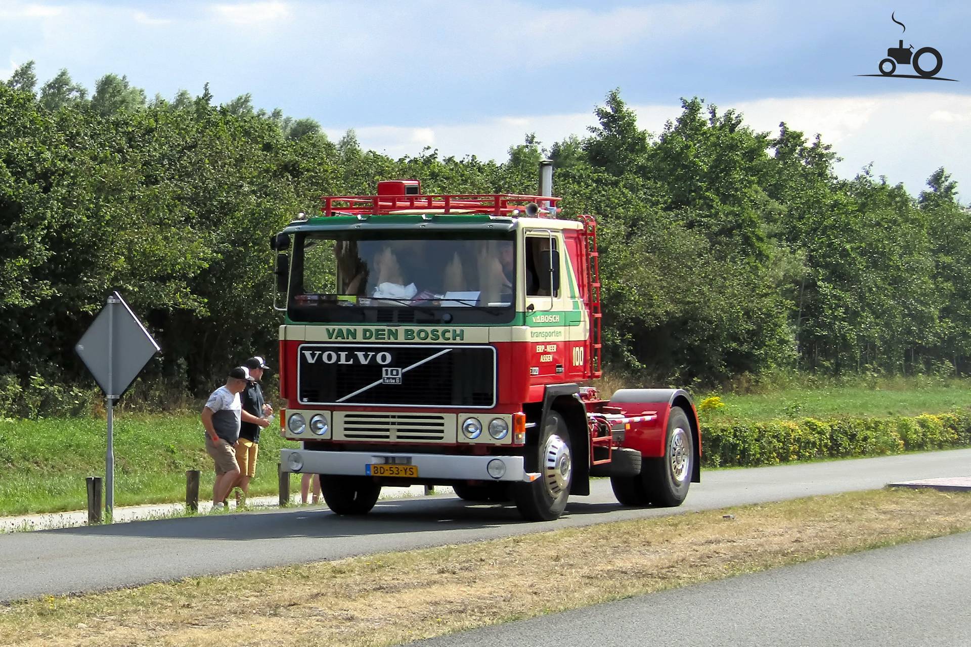 Foto Volvo F10 van Van den Bosch Transporten B.V. - TruckFan