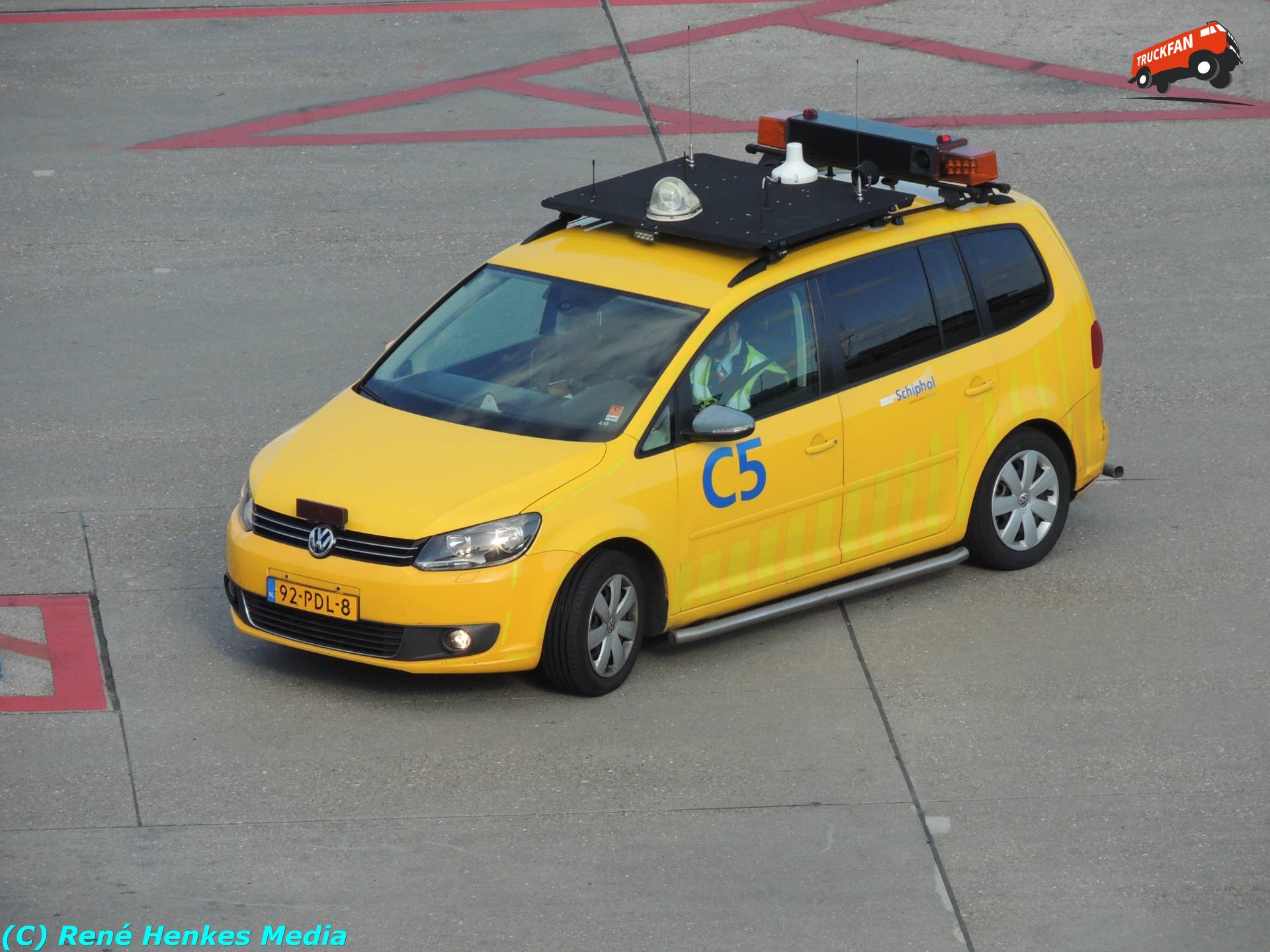 Foto VW Touran Van Amsterdam Airport Schiphol TruckFan