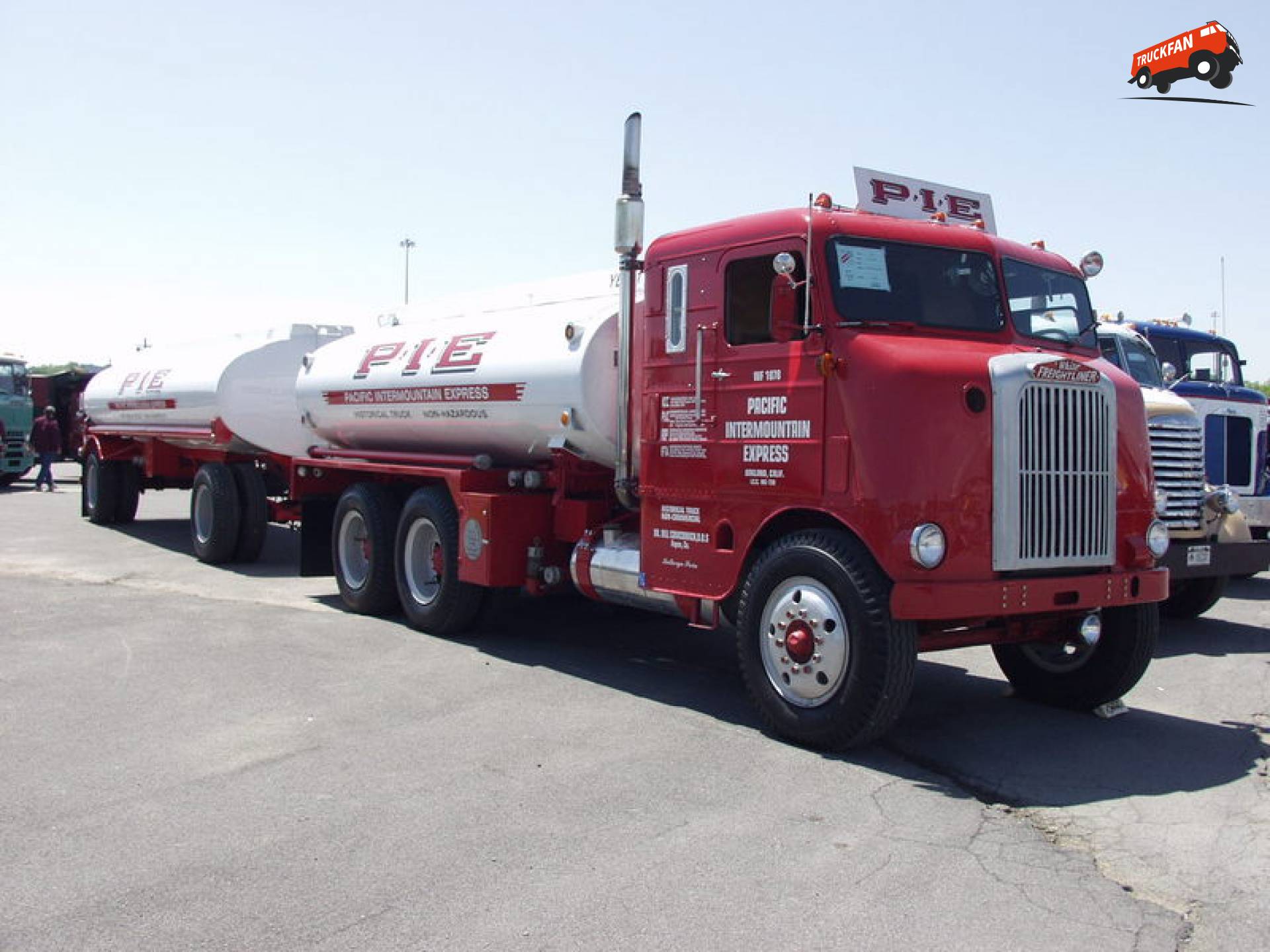 Foto White Freightliner WF64 #1015603 - TruckFan